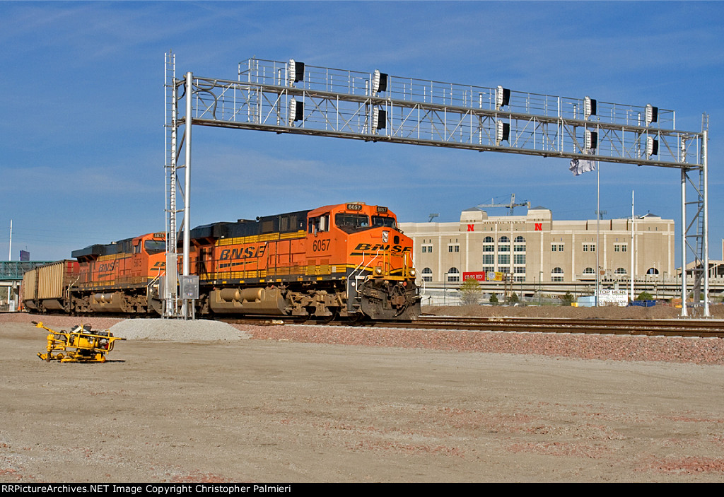 BNSF 6057 Leads E-THHNAM0-73
